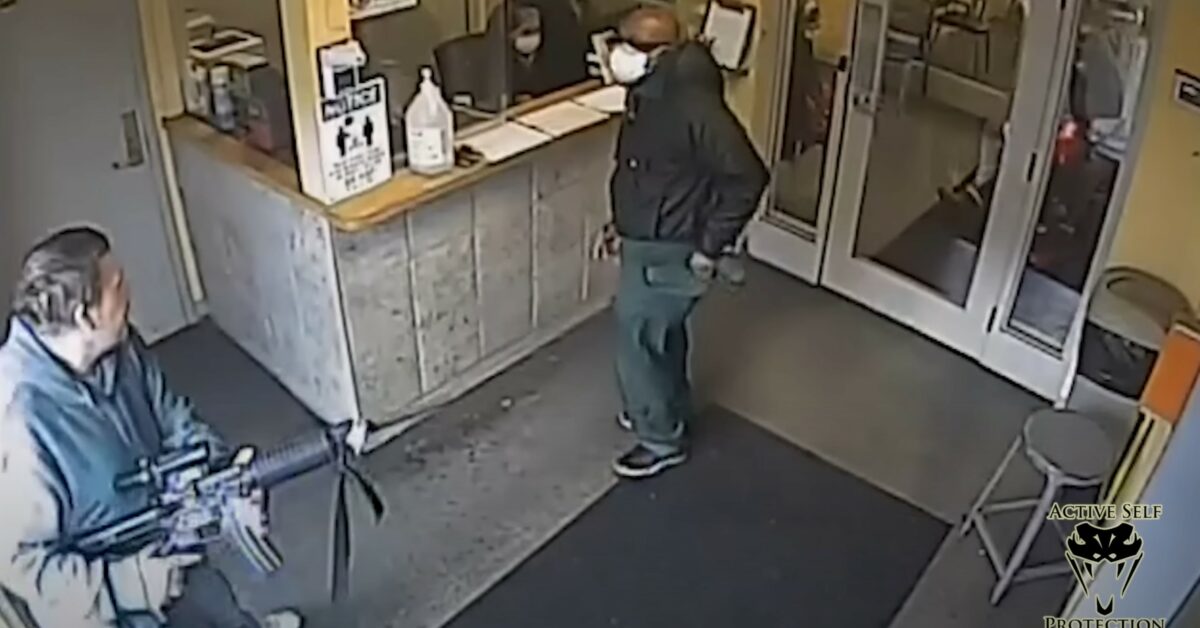 Security Guard Successfully Overpowers And Disarms Man With Rifle In ...